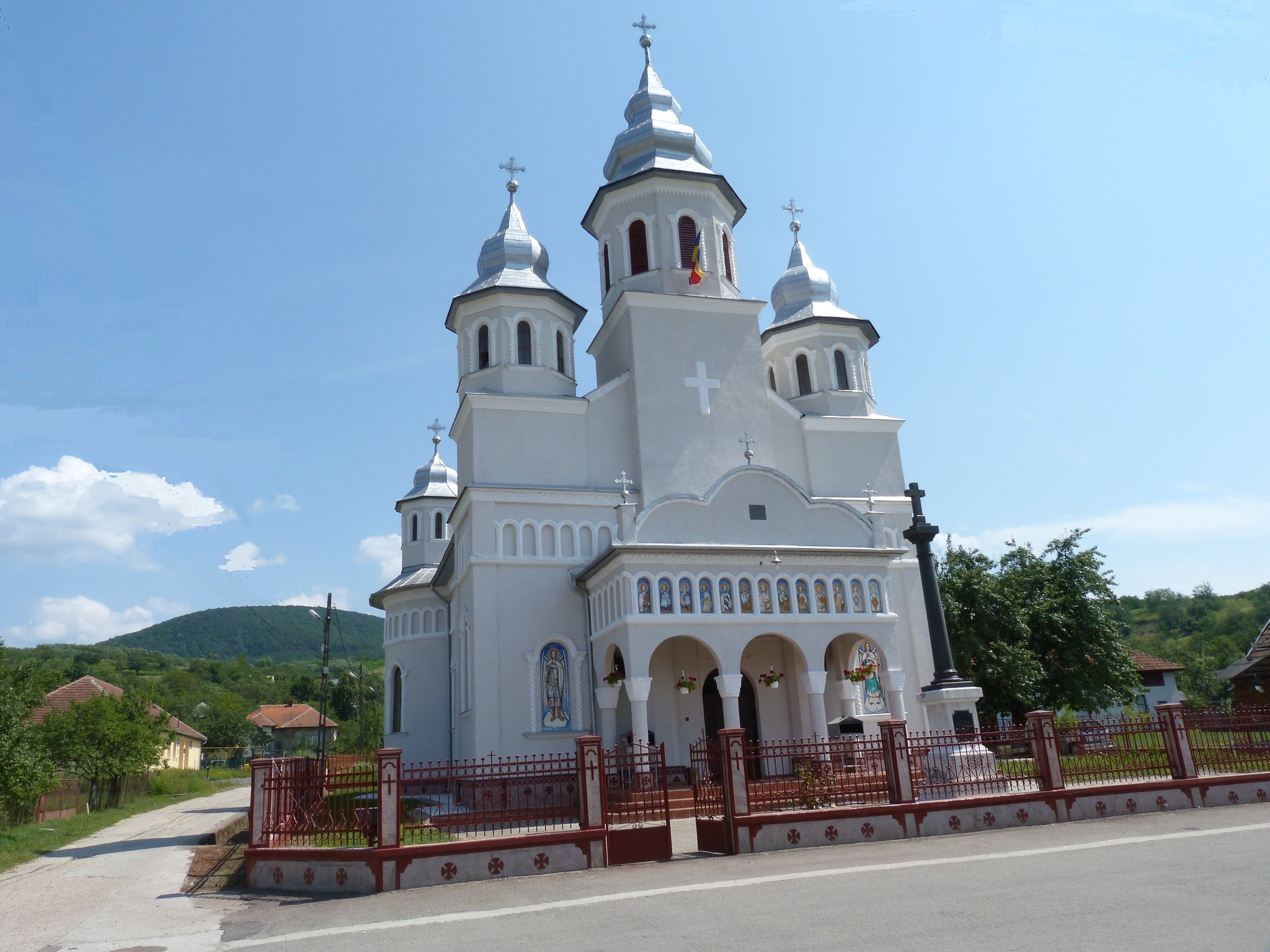 Biserica ortodoxă „Sfinții Arhangheli Mihail și Gavril”, Parohia Viile ...