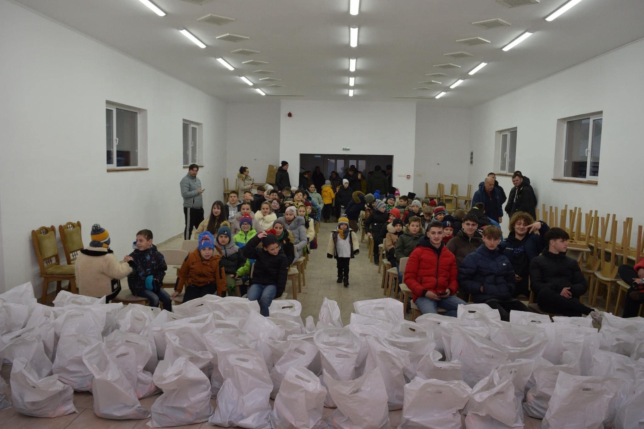 Moşul a trecut şi pe la micii fotbalişti ai Ocnei – Maramures Online