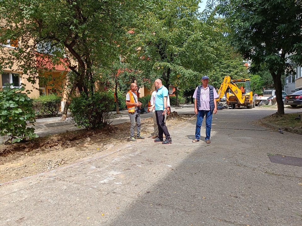 În Baia Mare continuă amenajarea aleilor, a străzilor și a parcărilor ...
