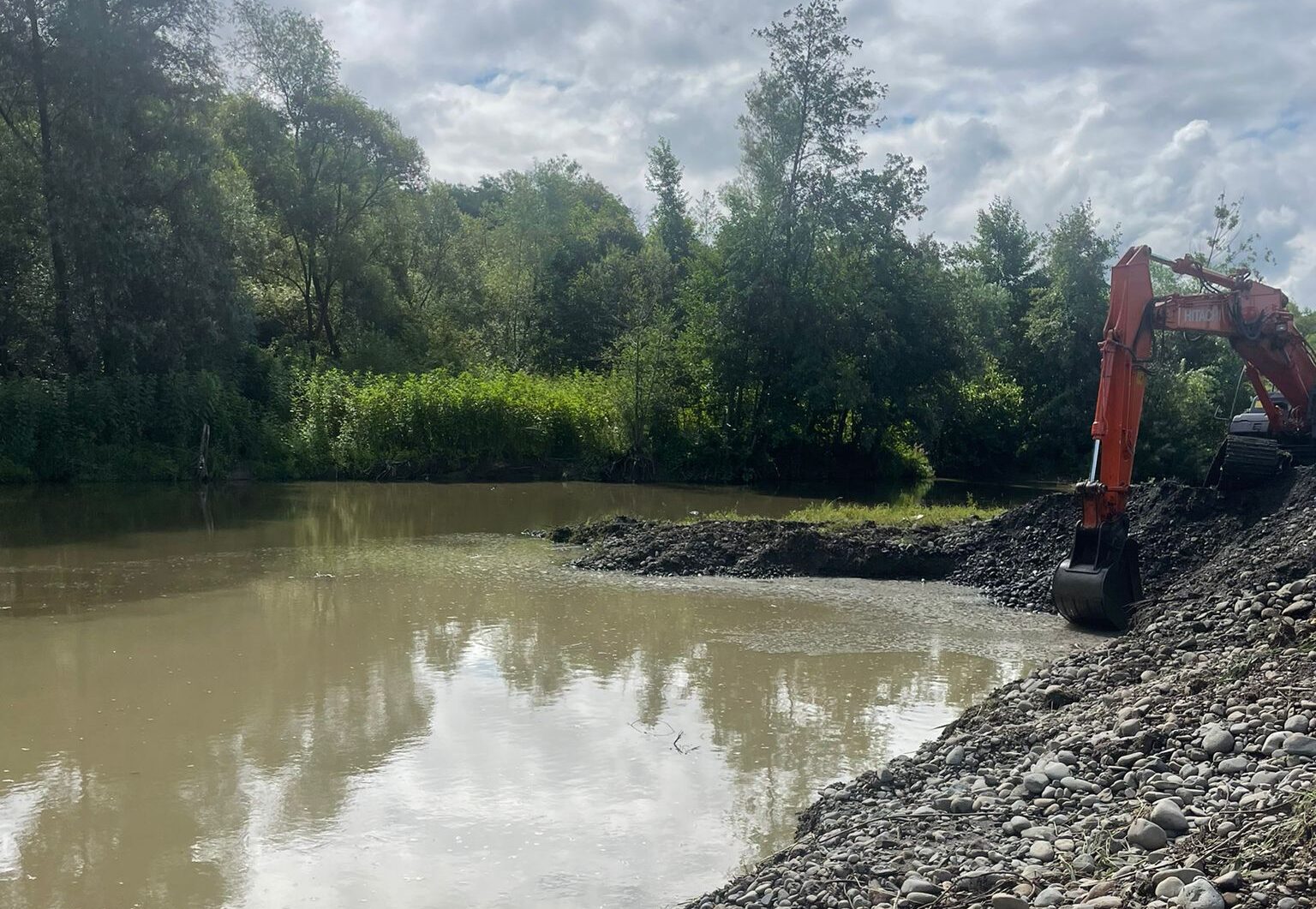 Lucrări de decolmatare și reprofilare a albiei râului Mara, în ...