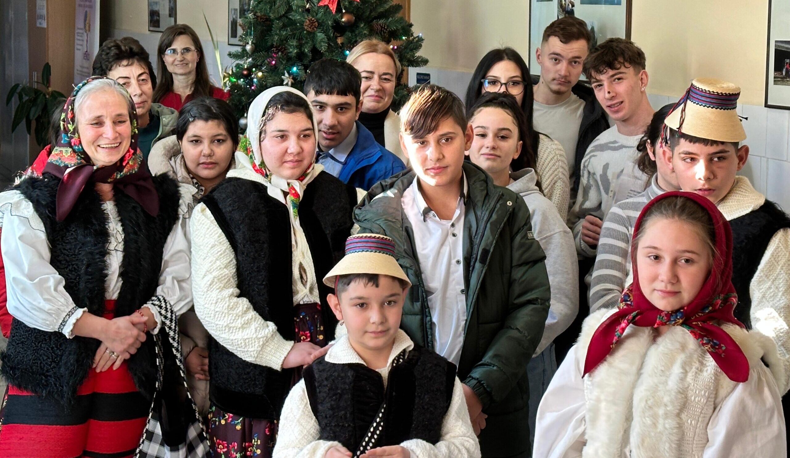 Colindători cu suflet mare, copiii și tinerii de la casele de tip ...