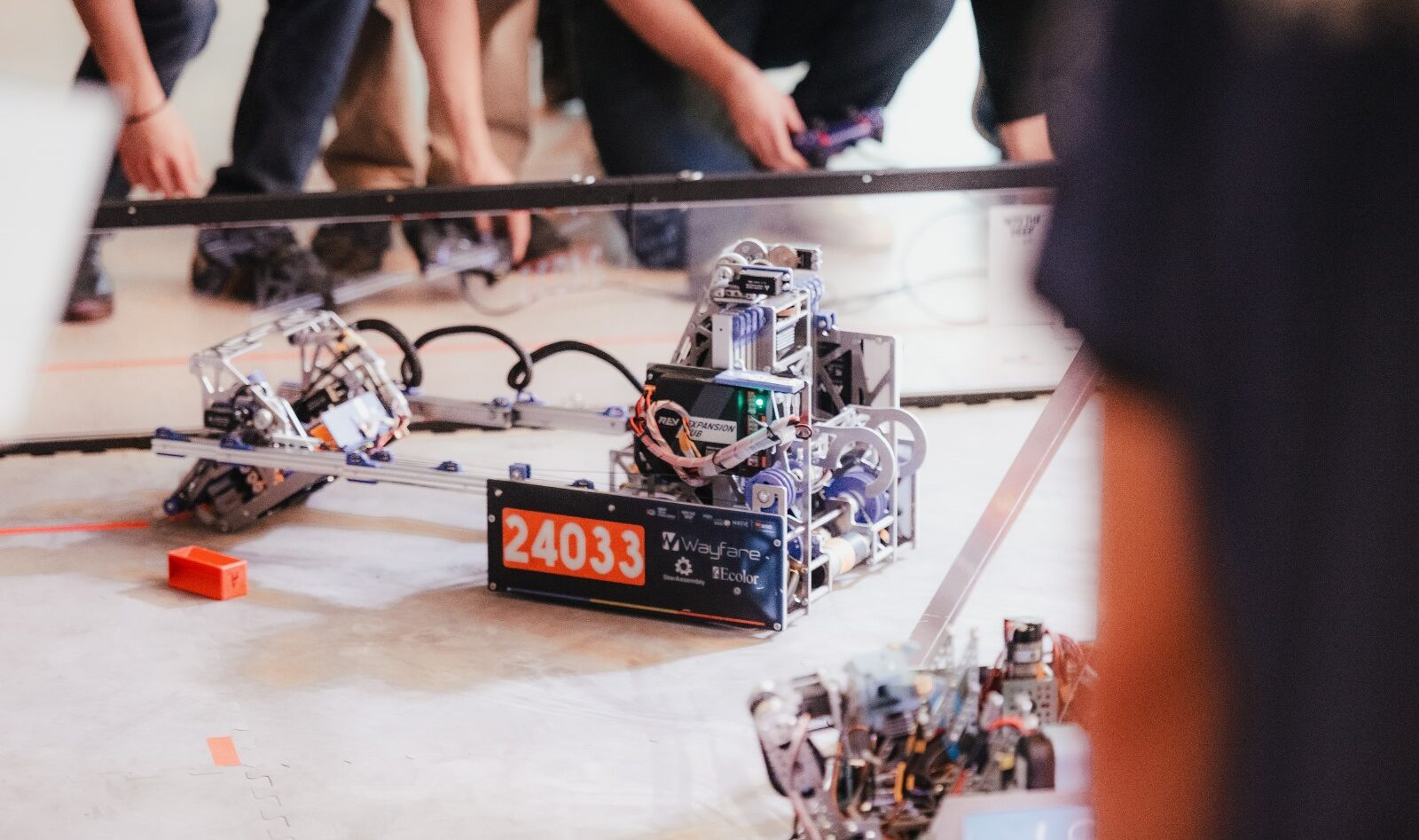 Peste 15 echipe de robotică din țară se reunesc în Baia Mare la Maramu ...