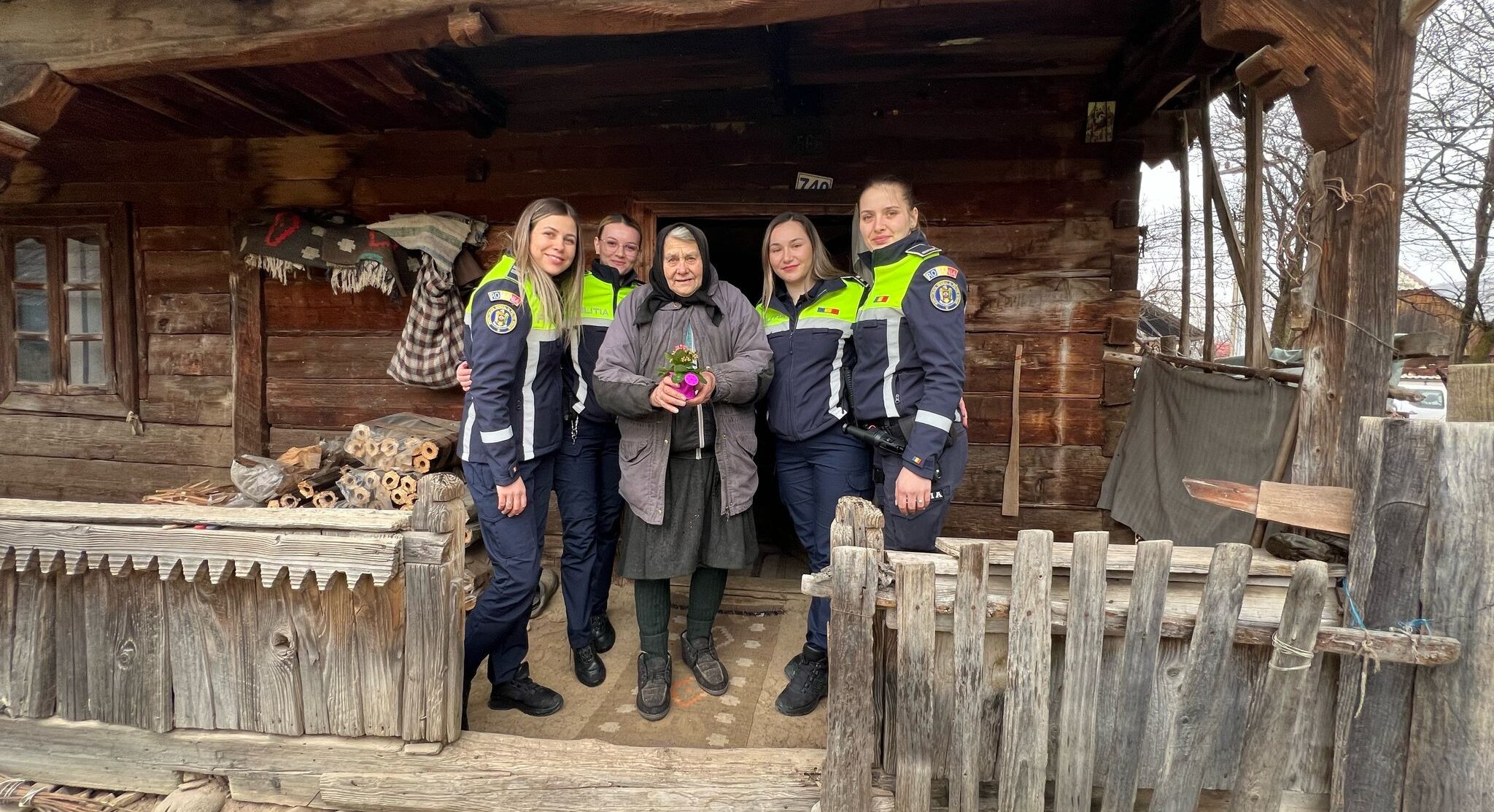 Flori și pachete din partea polițistelor din Bogdan Vodă pentru o ...