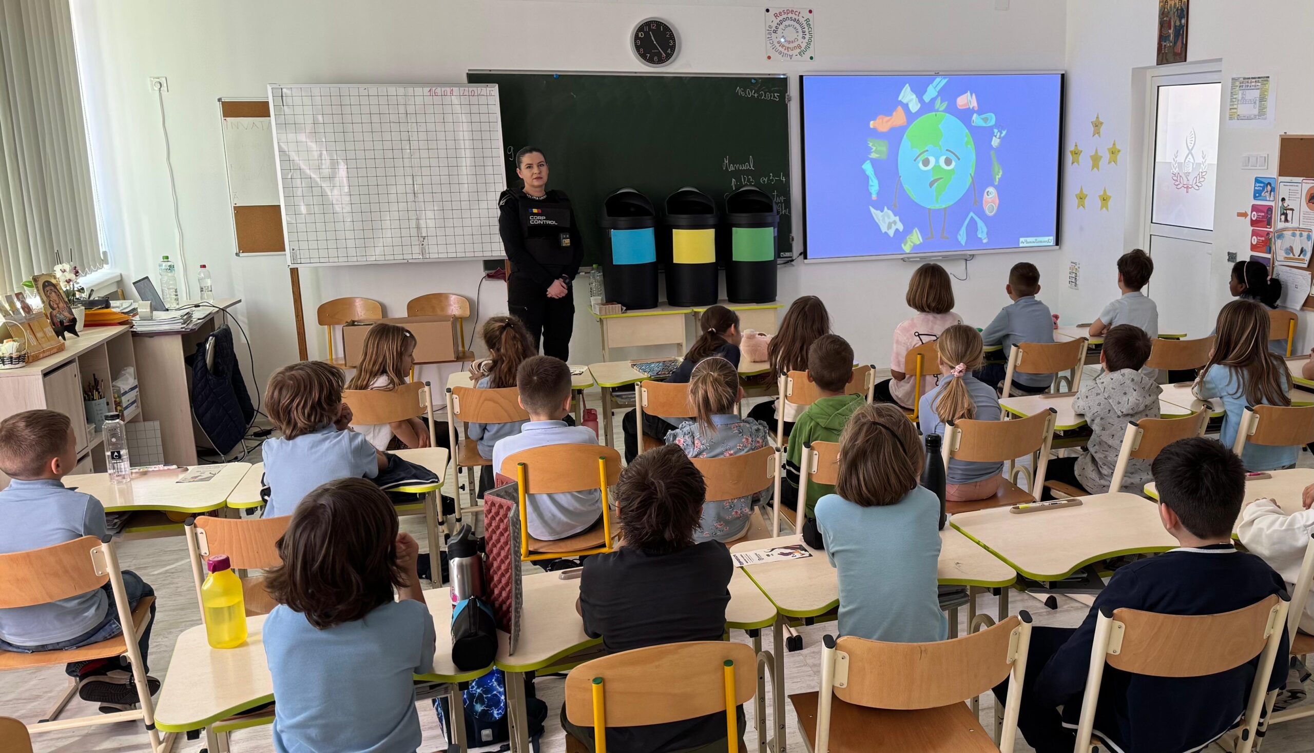 Polițiștii locali din Baia Mare îi învață pe cei mici să protejeze mediul înconjurător ...