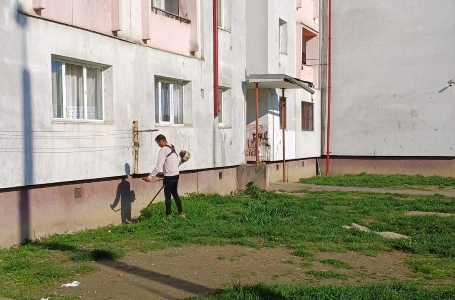 Curățenie de primăvară la Azilul de noapte și în zona locuințelor ...