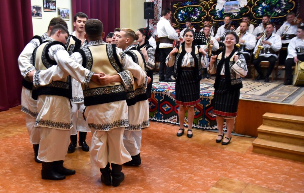 Ansamblul Folcloric „MARA” a sărbătorit 57 de ani de existență ...