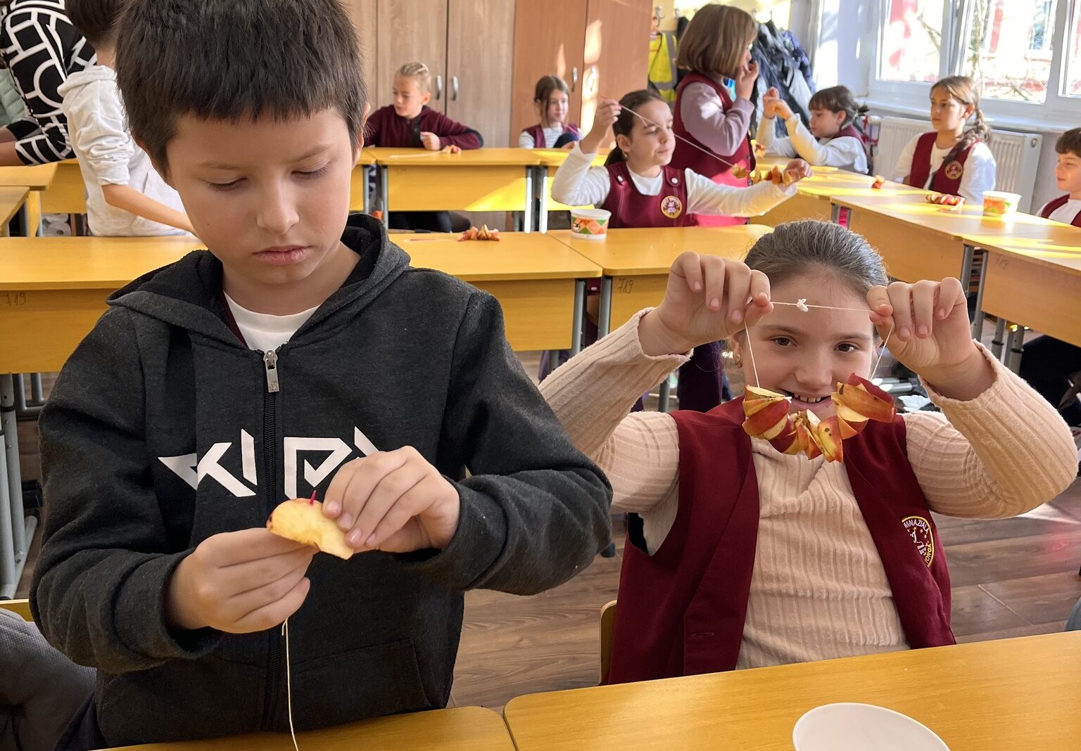 Toamnă în satul bunicilor: Atelier de înșirat poame pe ață la Școala ...